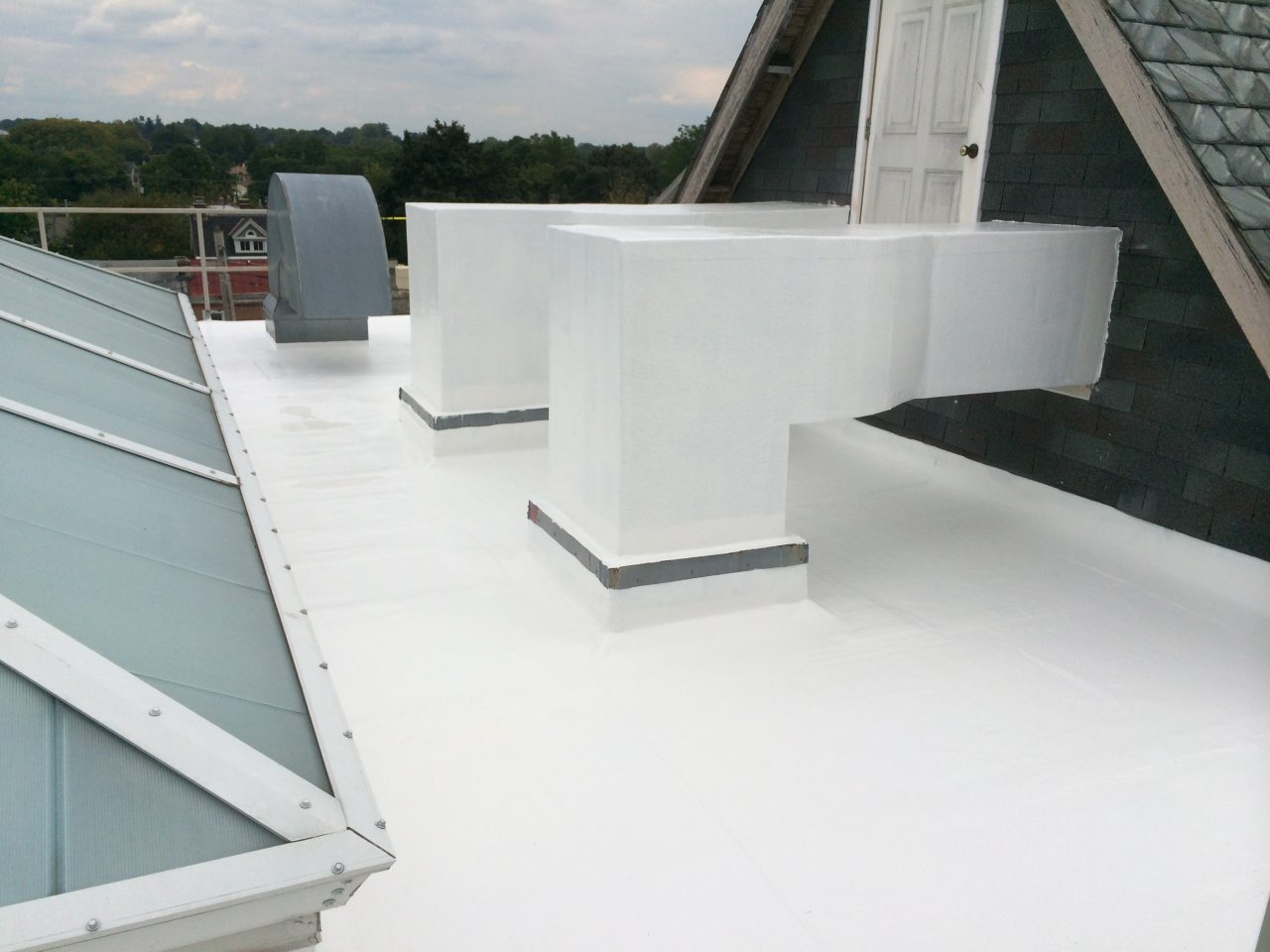 A Comparison of Commercial Flat Roofing Materials and Types